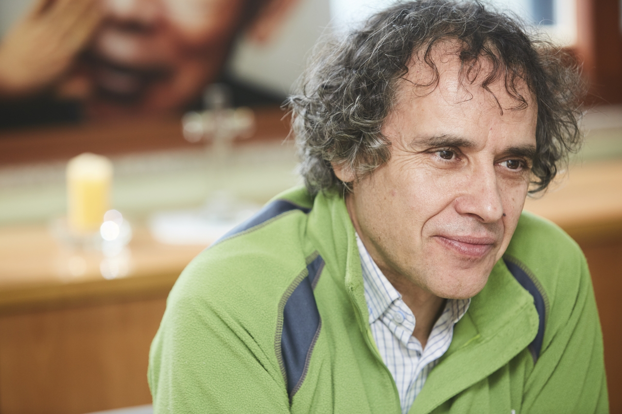 노숙인과 위기 청소년 곁에서... '김하종 신부'를 만나다 - DealSite경제TV