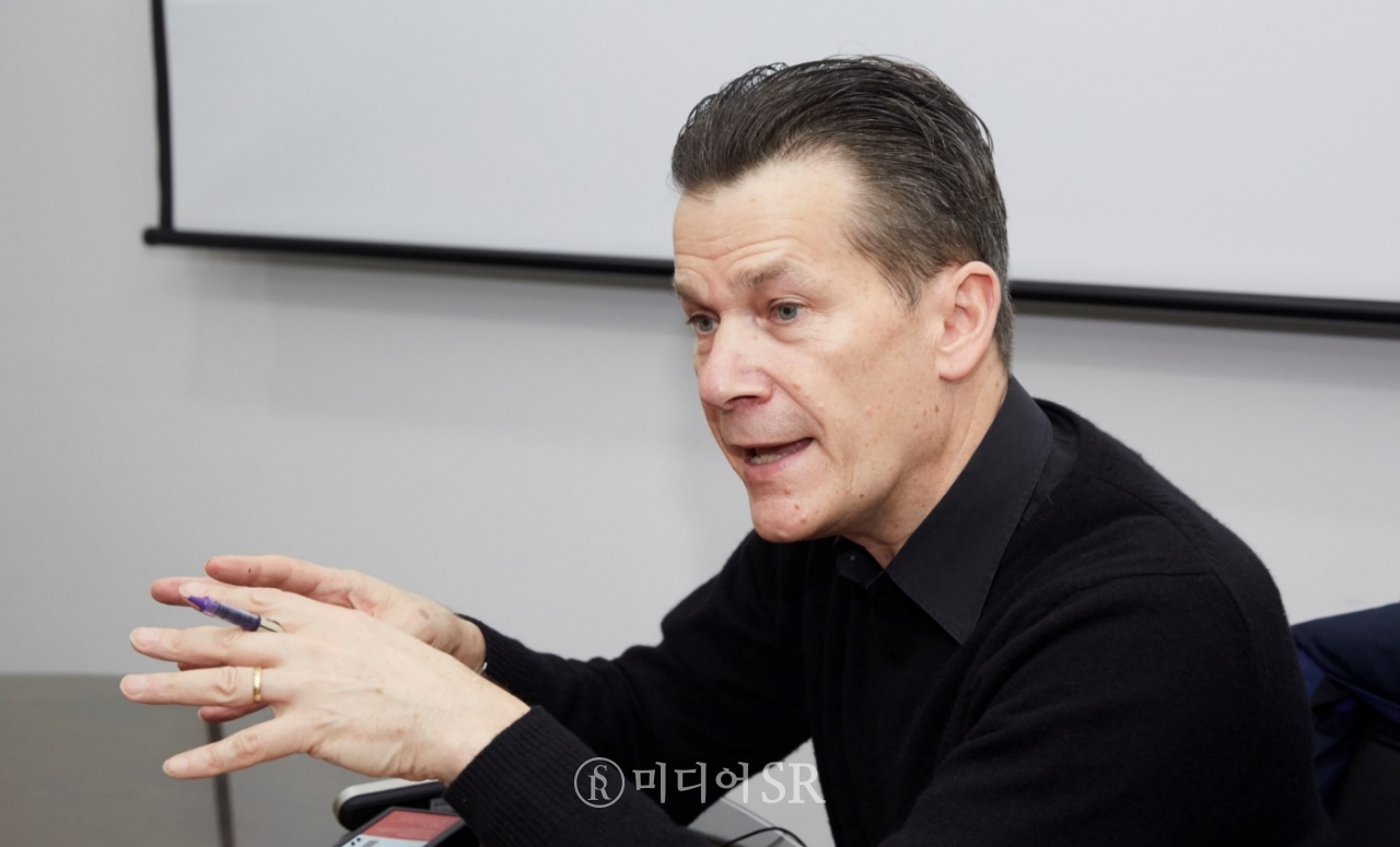 [2018 기업과 재단 결산 ②] 조 삭스턴 대표, "기부가 한 사람의 삶을 바꾼다는 것 알려야" - DealSite경제TV