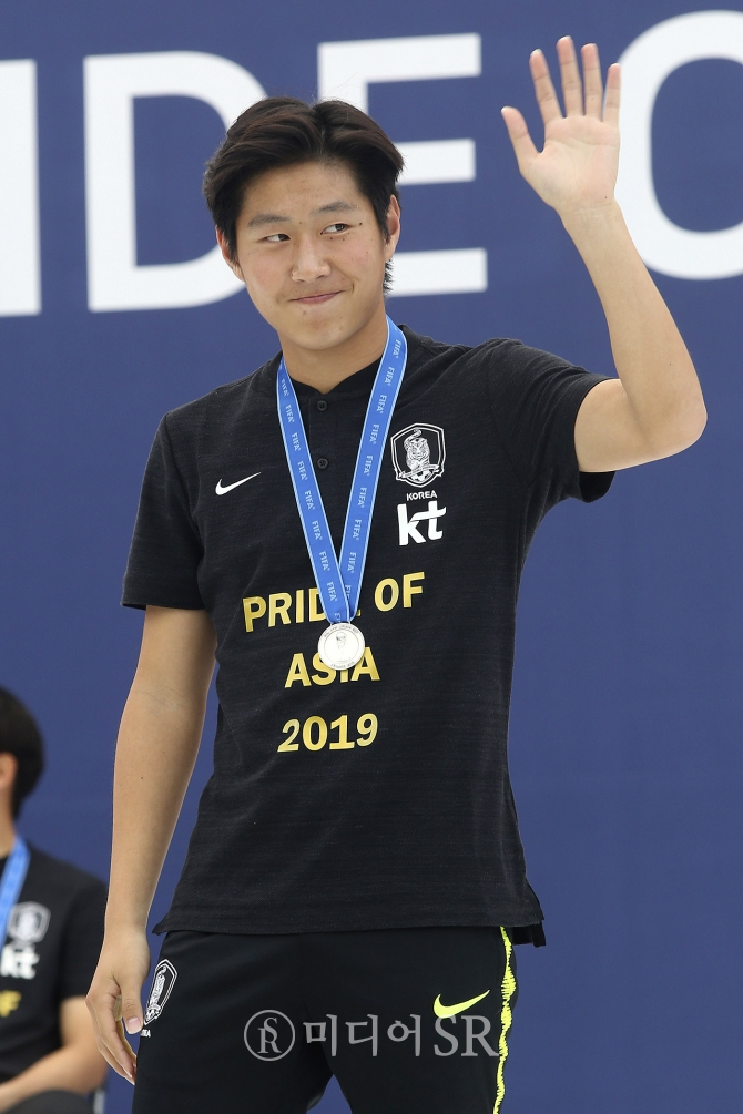 [포토]이강인 선수, '골든볼'의 주인공 - DealSite경제TV