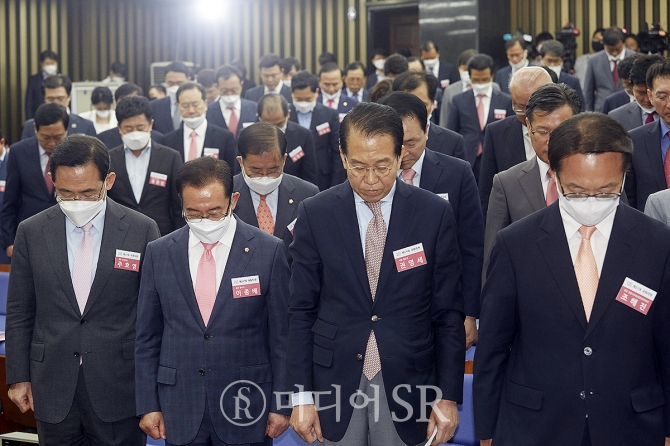 [포토] 묵념하는 미래통합당 후보자들 - DealSite경제TV