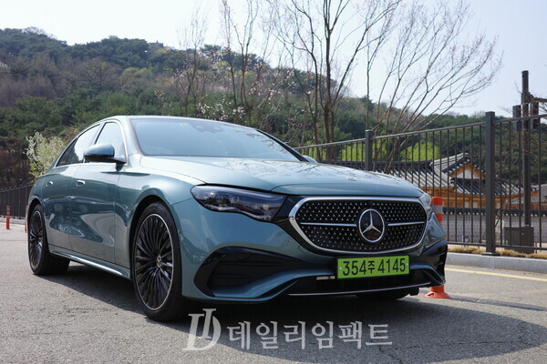 [시승기] 벤츠 E300 AMG, 이것은 차가 아닌 ‘즐거움의 장’ - DealSite경제TV